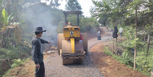 Pemdes Bantar Agung Jampang Tengah Lakukan Pengaspalan Jalan Desa ...