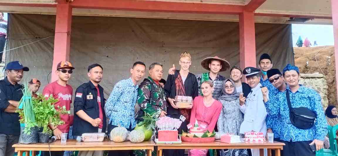 Kenakan Baju Adat Sunda, Bule Peneliti PPSC Nyalindung Ikut Meriahkan ...