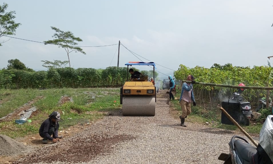 Pemdes Bojongtipar Aspal Jalan Nagrak Sepanjang 500 Meter | Sukabumizone